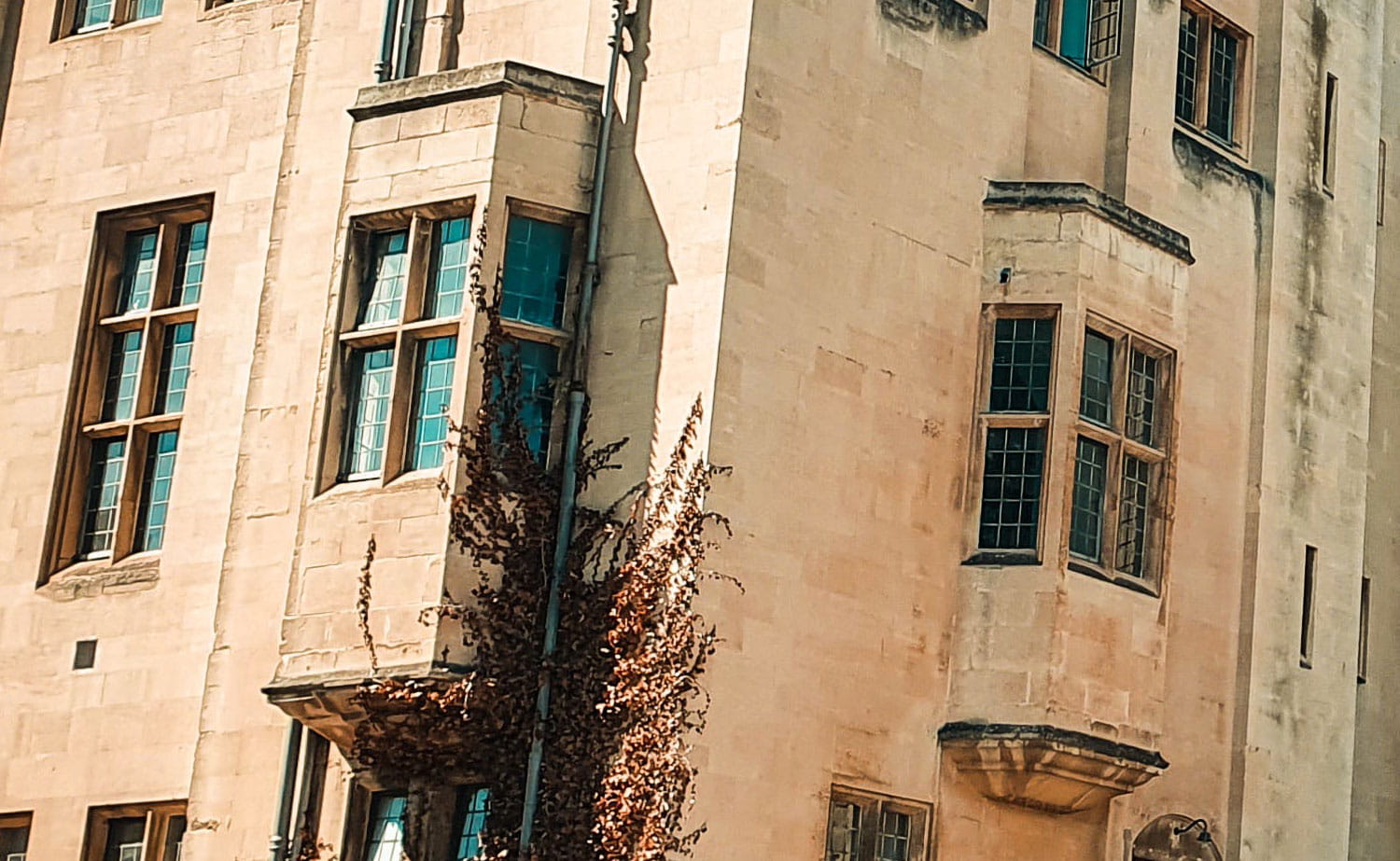 What Is an Oriel Window | Blog | John Knight Glass